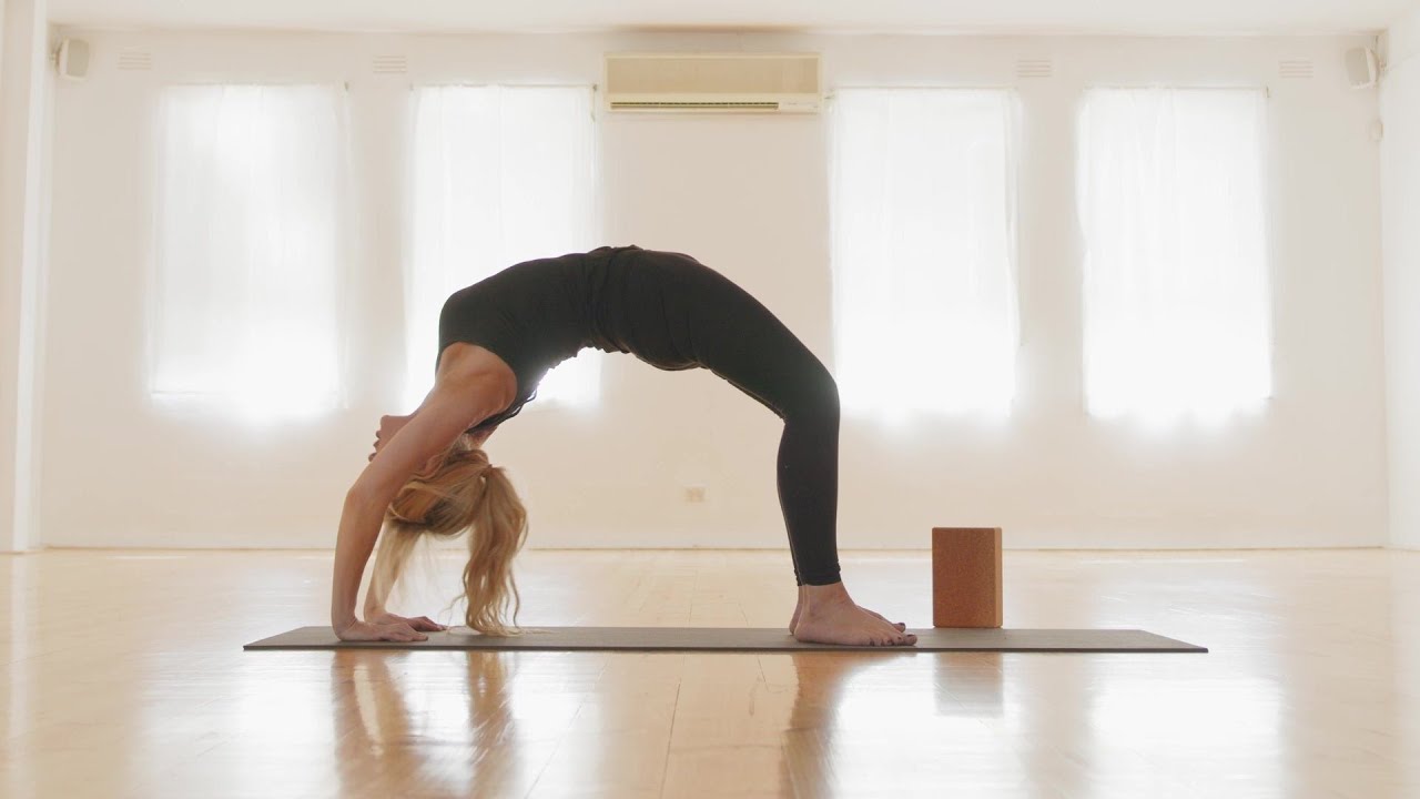 DYNAMIC FLOW WITH MONIQUE ROBIN - Full Body Fiery Flow - YouTube