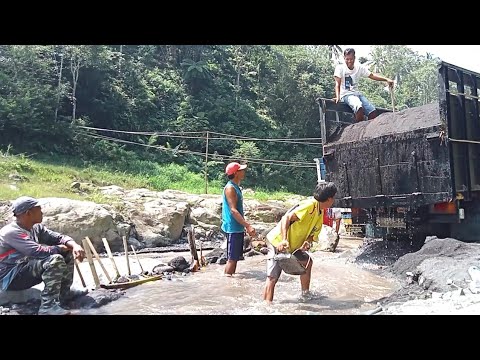 Loading Black Sand Into The Truck Bed Of A Mitsubishi Canter 120 PS ...