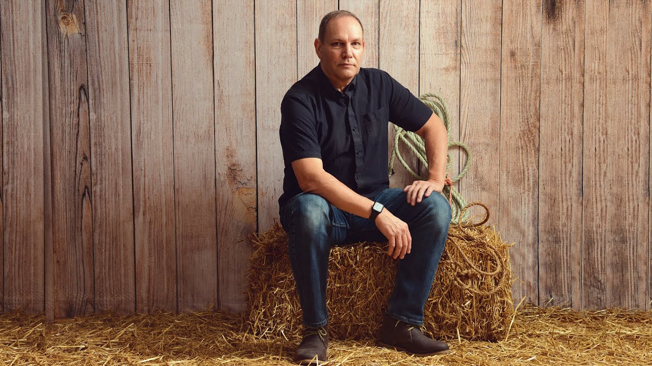 Shoot country barn Portraits in small home photography studio - YouTube