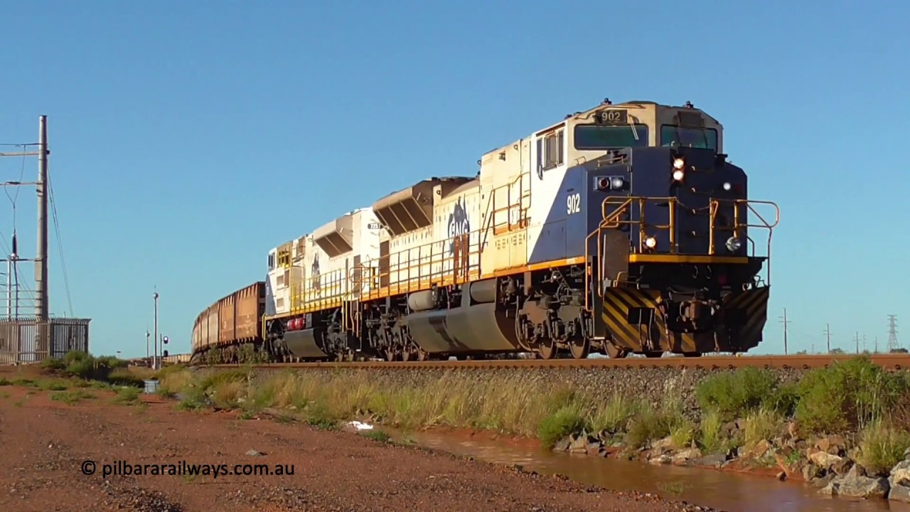 FMG 902-725 empty train departs the port. - YouTube