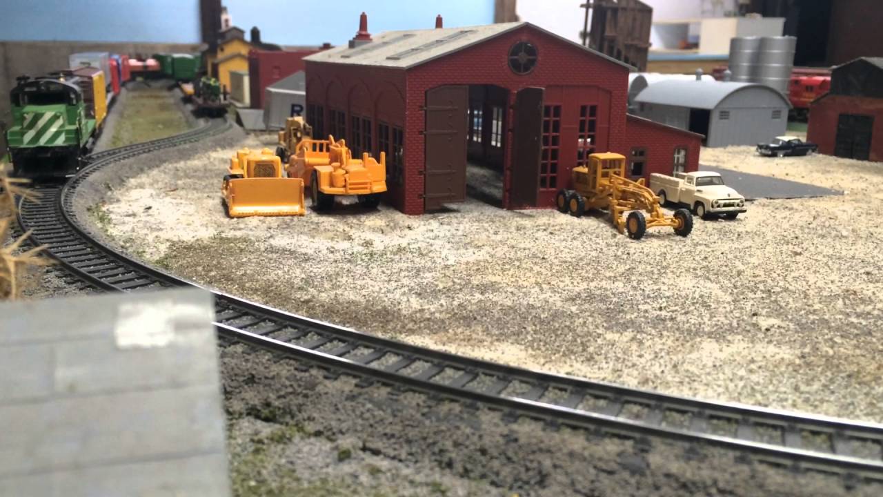 HO Burlington Northern GP20 Tyco Shell on Athearn GP35 Chassis - YouTube