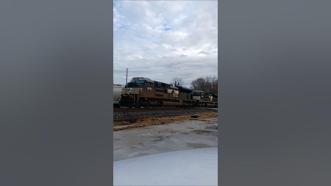 Aggressive Quad "Rollin UP mtn, blasting thru downtown" Norfolk Southern #1076 - #27a @rider22 ...