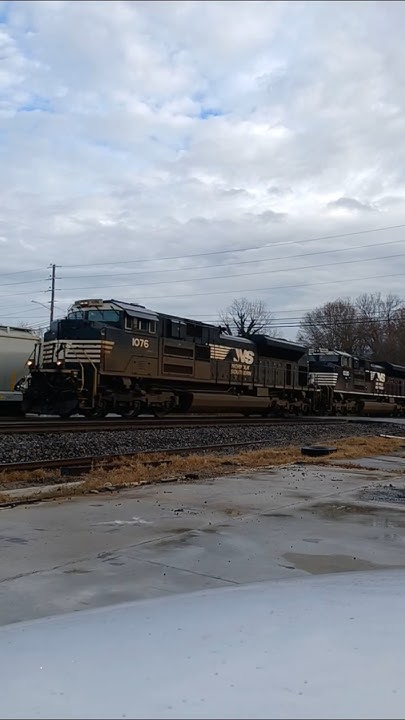Aggressive Quad "Rollin UP mtn, blasting thru downtown" Norfolk Southern #1076 - #27a @rider22 ...