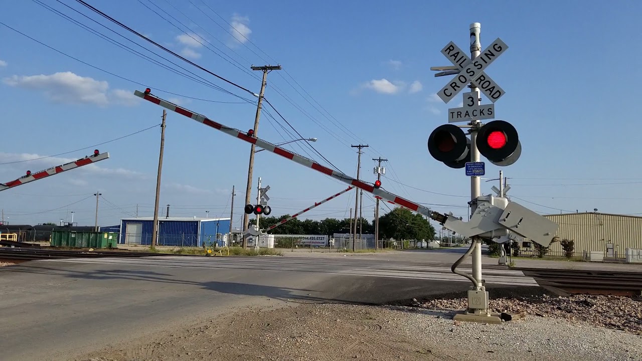 TRWX 121 & 123 at DGNO Mockingbird Yard - YouTube