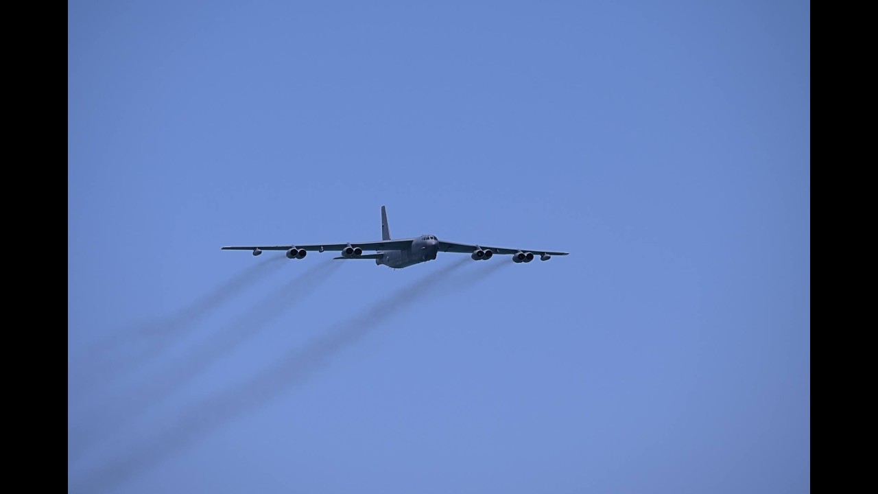USAF B-52 Stratofortress Low and loud Pass Over Hyundai Air & Sea Show ...