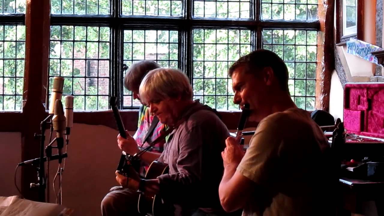Full House at Raven Folk Club - Living in the Past - YouTube