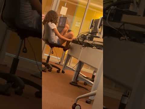  Candid Flip flop shoeplay dangling 