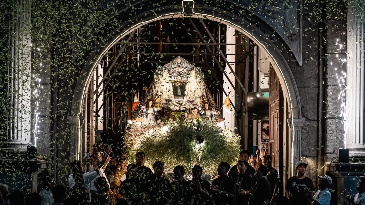 La Salida de la Virgen de la Soledad de Porta Vaga | Procesión en ...
