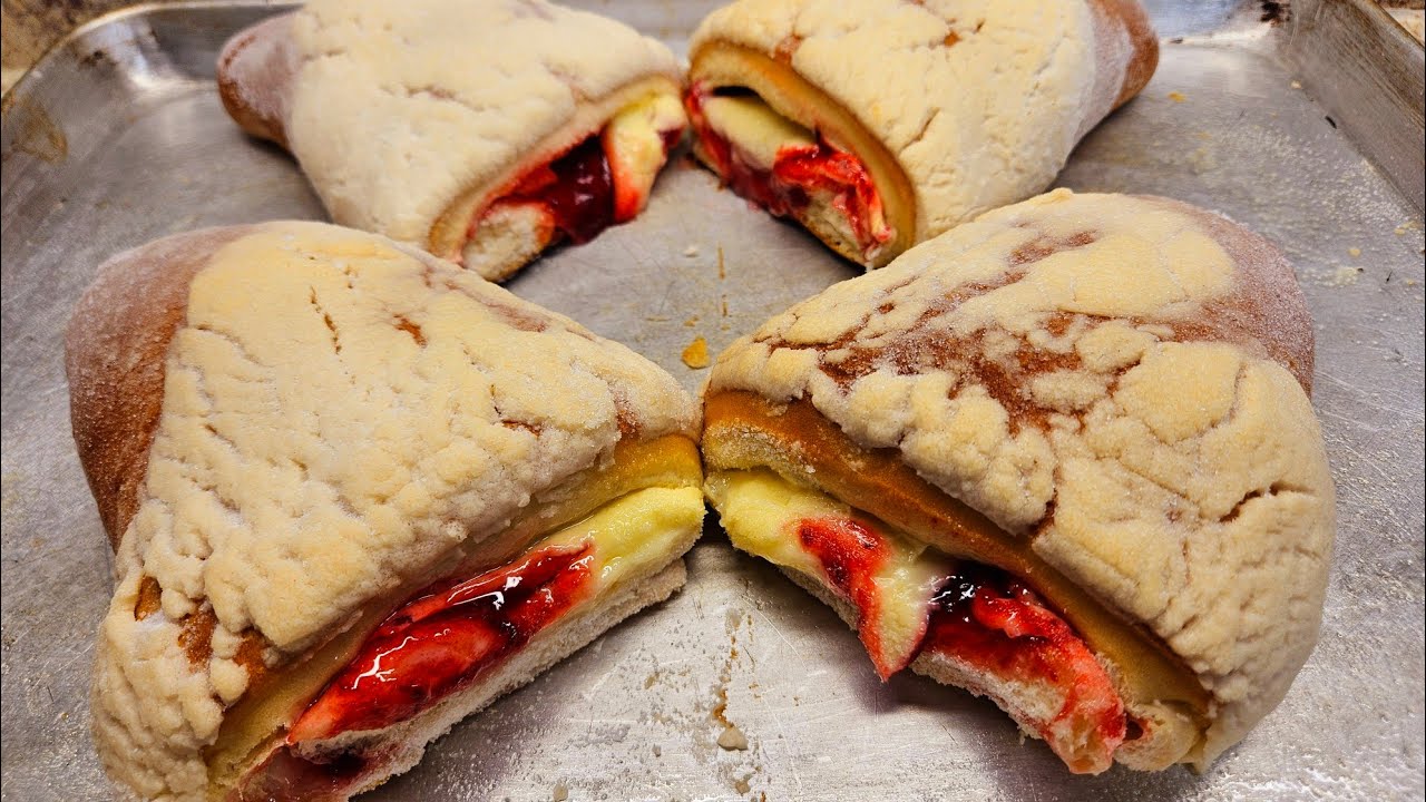 como hacer este delicioso pan relleno de crema pastelera y fresa - YouTube