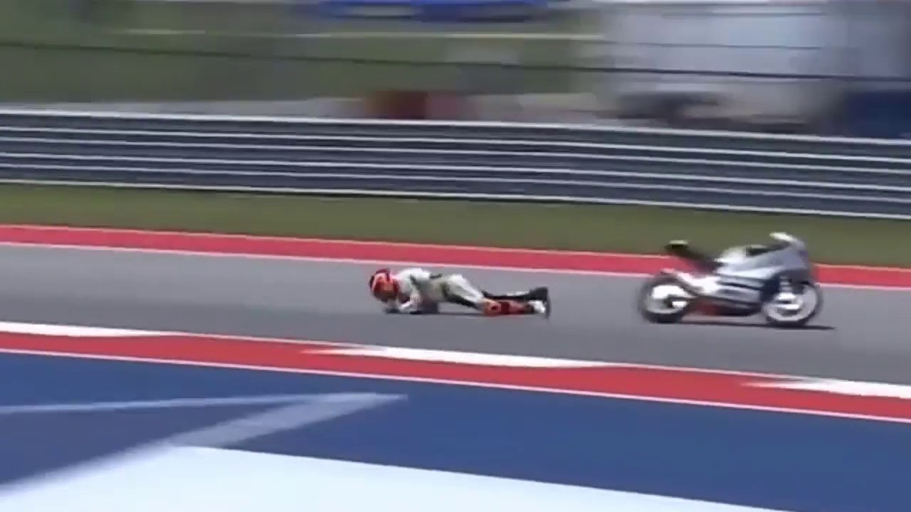 Overtake accident in bike race - YouTube