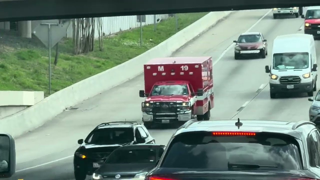 HFD Medic 19 at Interstate 45 North - YouTube