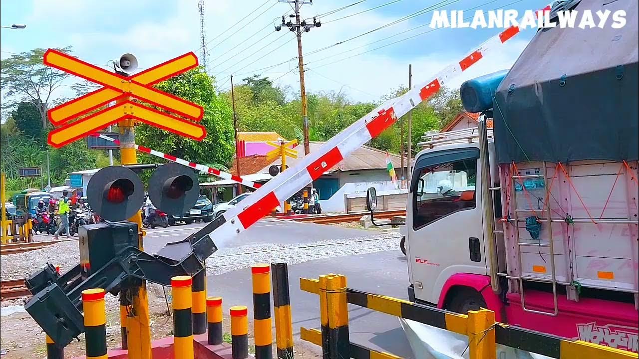 Kompilasi Kereta Api Di Palang Pintu Perlintasan KA | Railroad Crossing | November2024 - YouTube