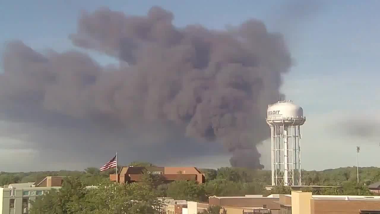 Timelapse of Rockton Chemtool fire, as seen from Beloit - YouTube