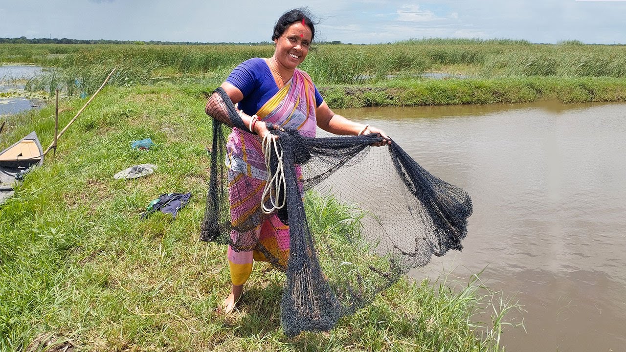 Fishing With My Mom ! Amazing Net Fishing . - YouTube