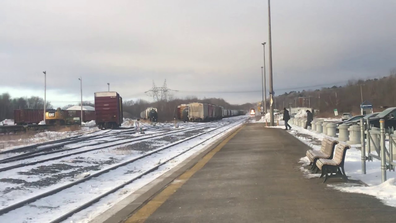 Arrivée du train VIA #35 à la gare de Ste-Foy. - YouTube