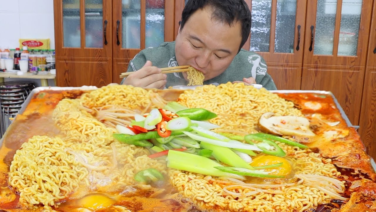 Ah Qiang Cooks Some Instant Noodles Late At Night And Sucks Them In Big ...