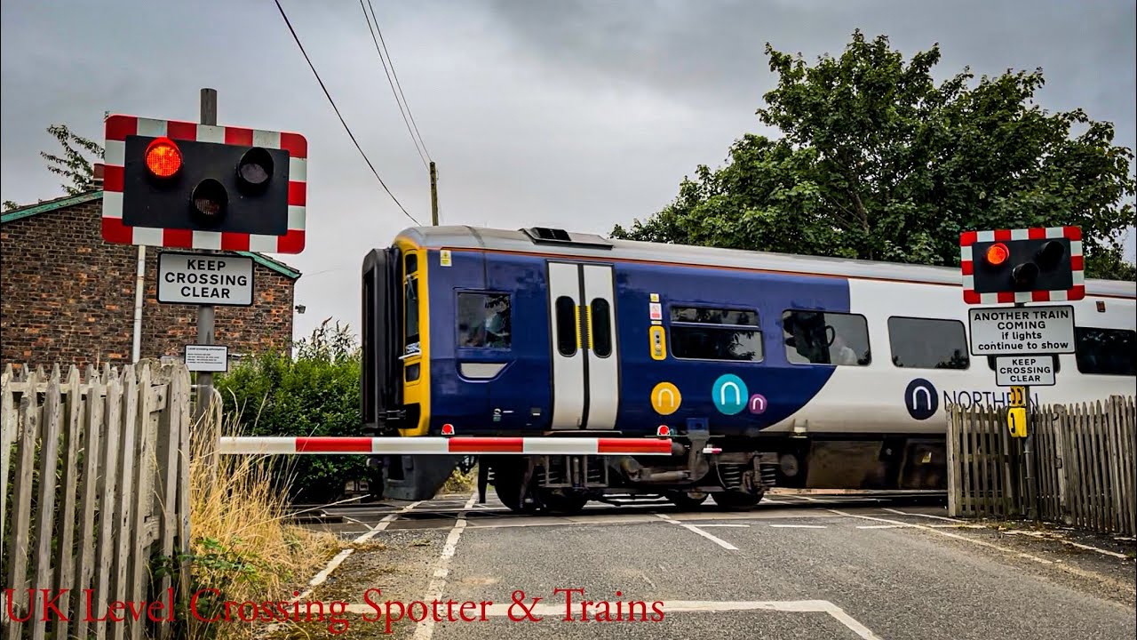 Rowland Hall Level Crossing, East Riding of Yorkshire - YouTube