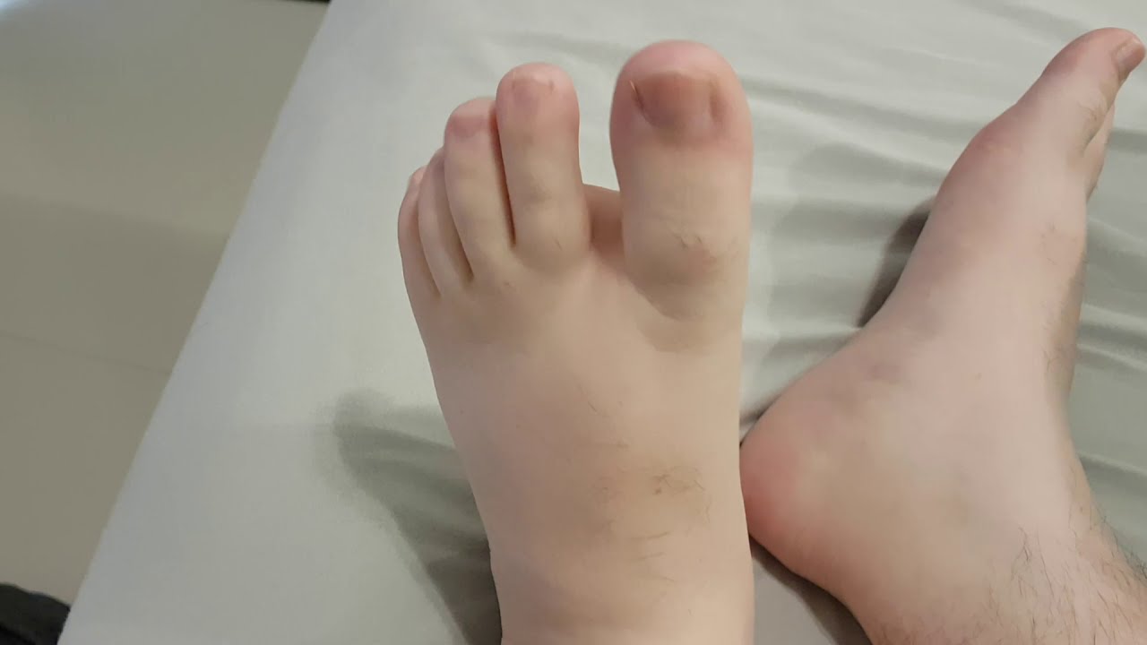 Quick toe wiggling on bed - YouTube