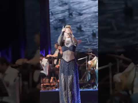 Giymem demişti giydi... Demet Akalın'ın transparan kostümü..