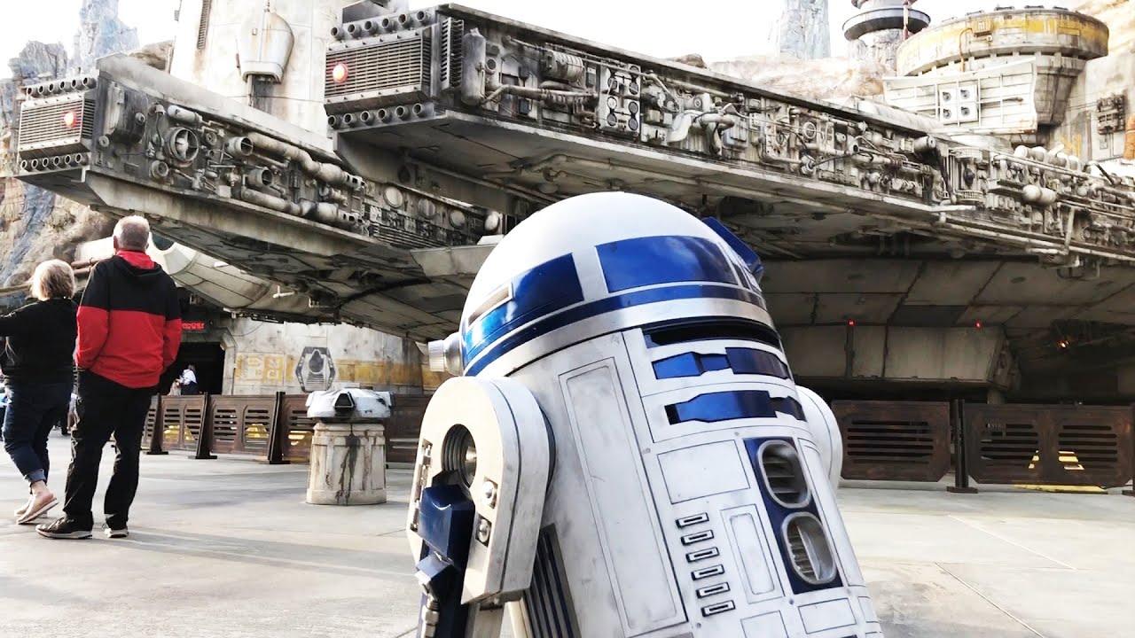 R2-D2 roaming around Star Wars: Galaxy's Edge at Disneyland - YouTube