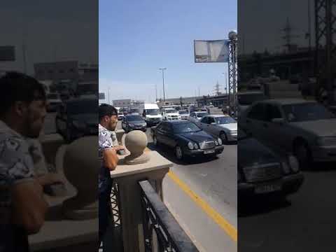 Avtomobil yol polisini vurub