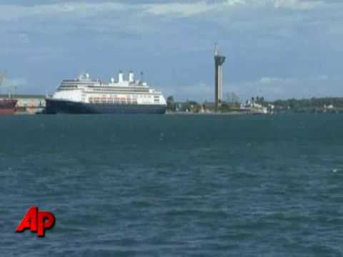 Raw Video: Awaiting for the Maersk Alabama - YouTube