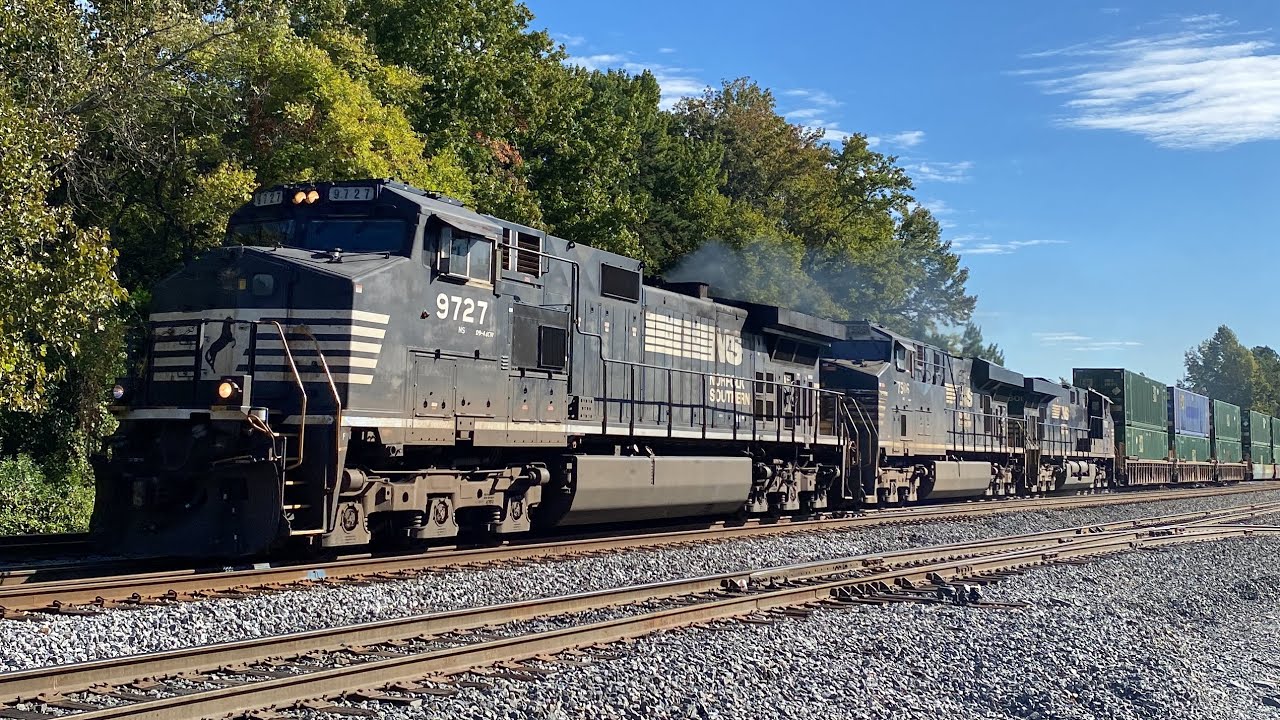 NS C44-9W 9727 leads beefy size 28N!! 10-9-2023 - YouTube