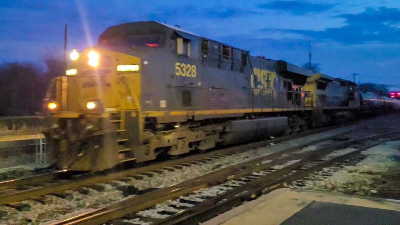 YN2 dash 8, CNW autorack on fast CSX mixed freight train - YouTube
