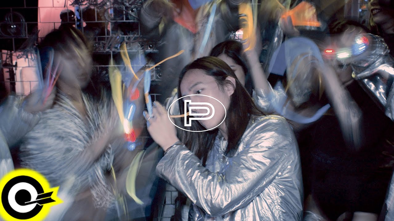 邱比 CHIU PI【夜光 NIGHT POOL】Official Music Video(4K) - YouTube