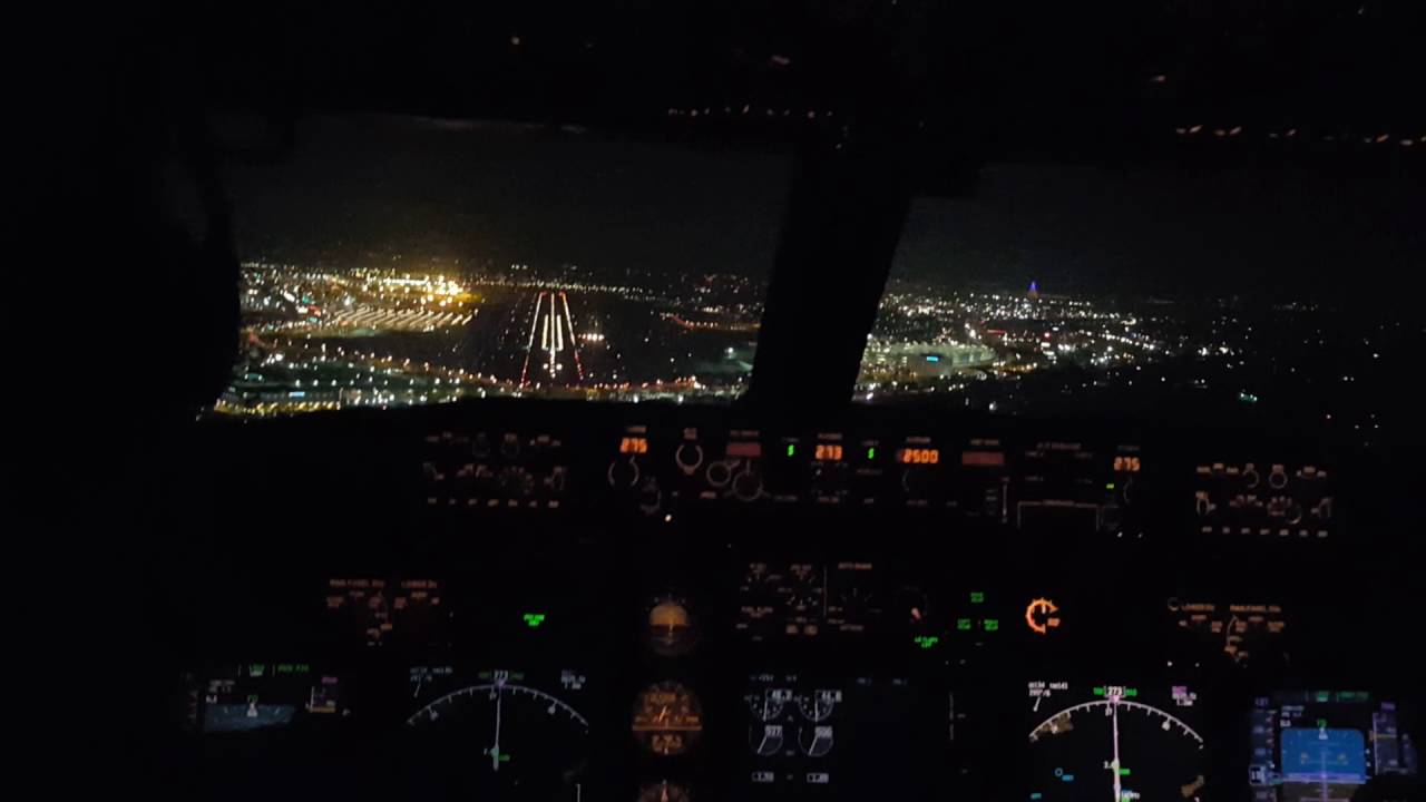 737-900 night landing at San Diego international airport - YouTube