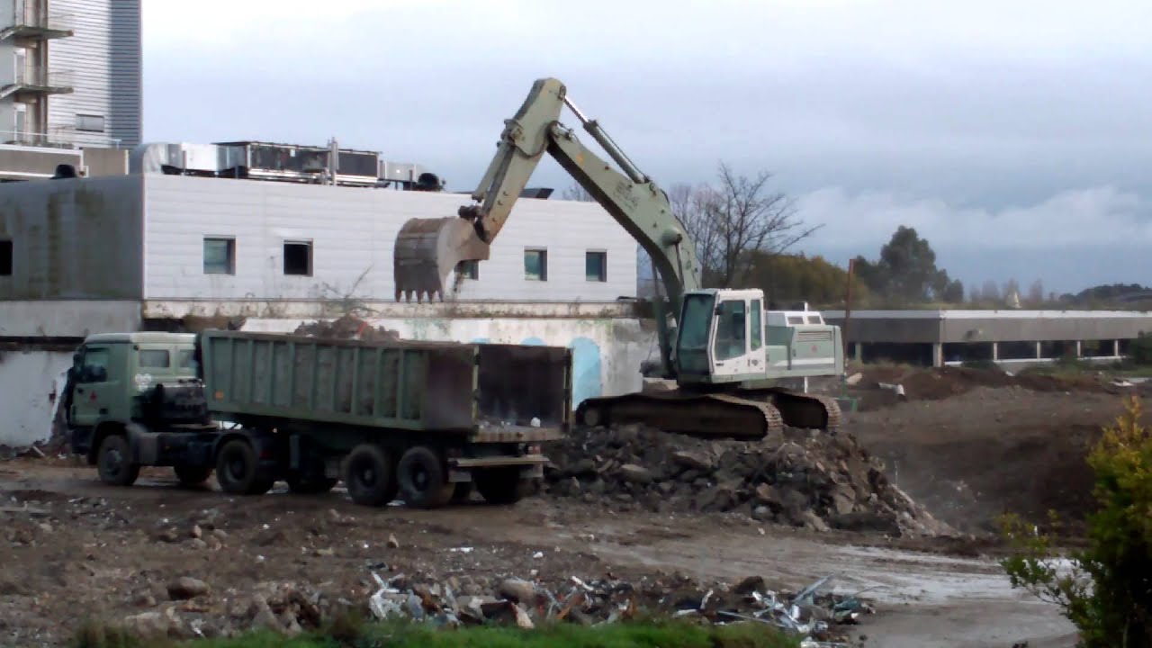 Liebherr R934 b loading Mercedes Actros - YouTube