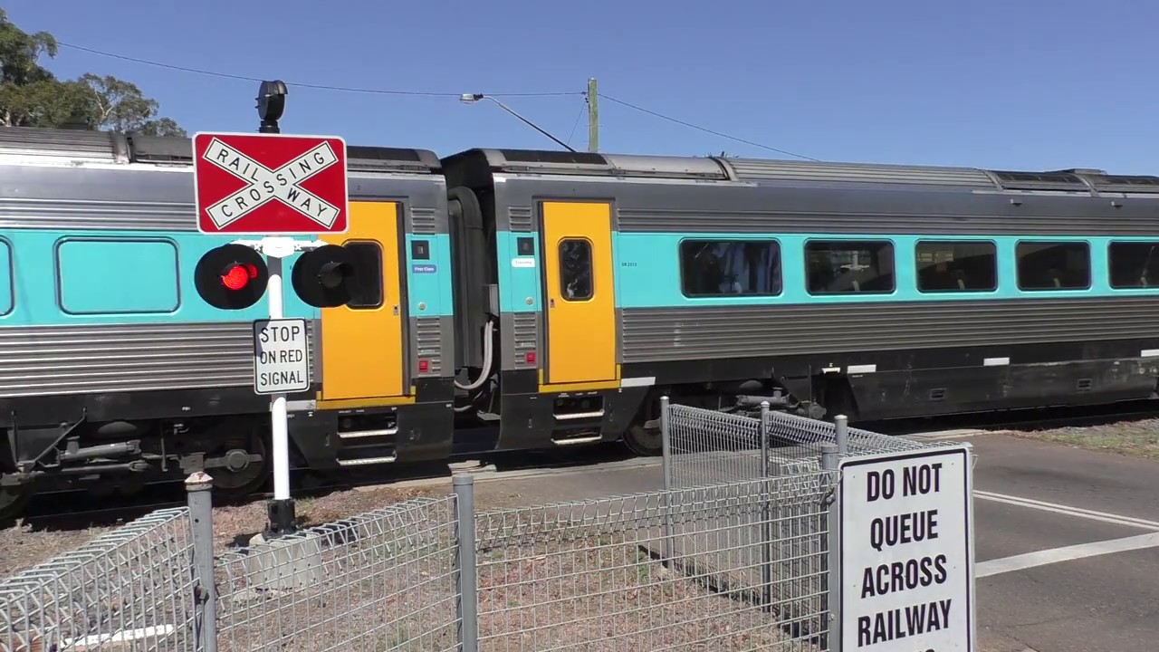 Level Crossing, Tamworth (Brisbane St) NSW, Australia. - YouTube