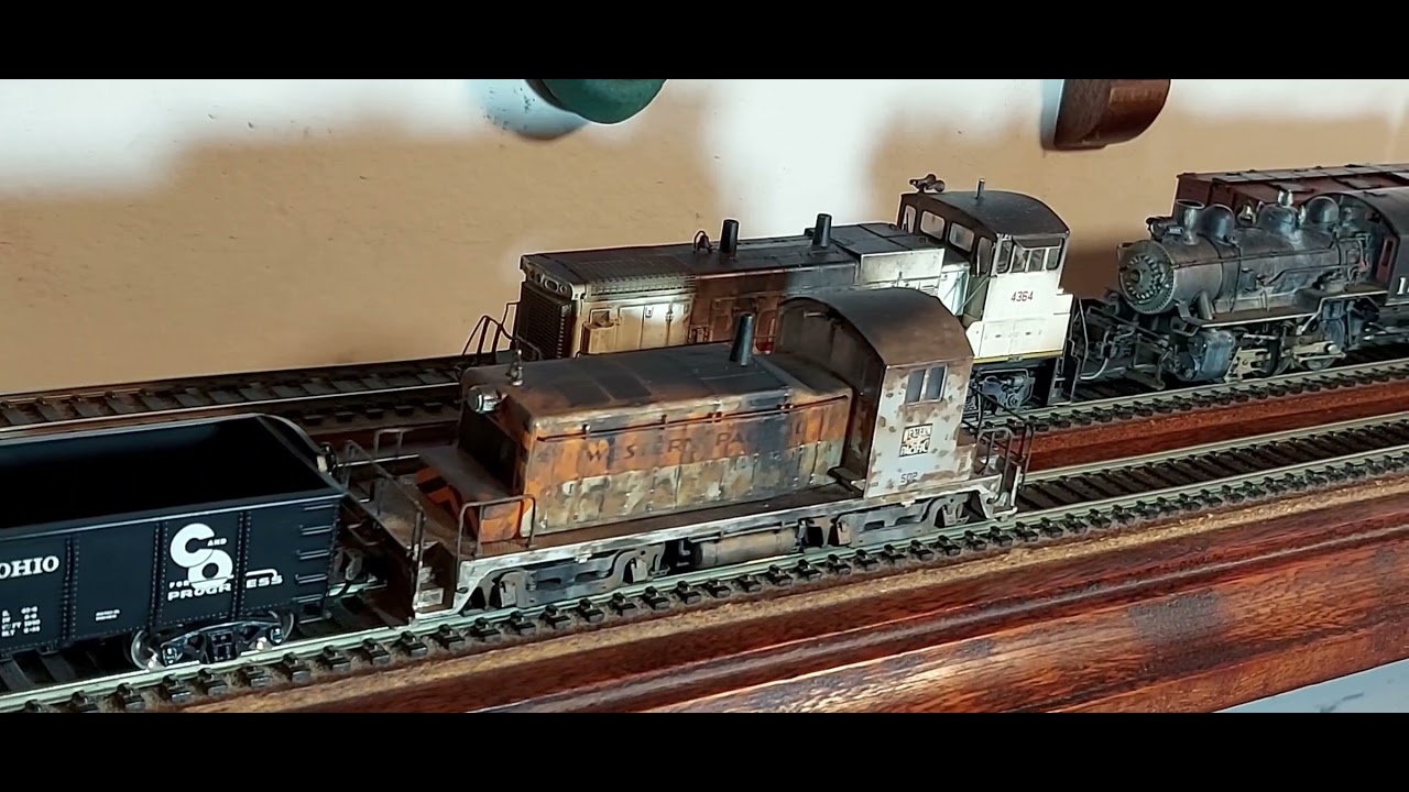 EMD SW 1 WALTHERS WITH ESU LOCKSOUND DECODER VIDEO 2 - YouTube