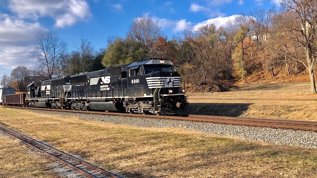 SD40E Trails with Southern Pacific Boxcar on NS H76 - YouTube