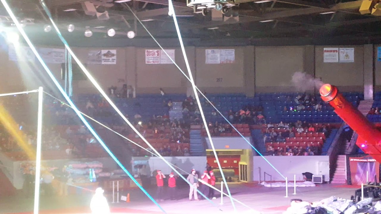 Circus canon human ball - YouTube