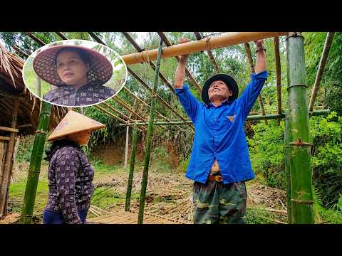 Mrs. Thuy received help from Mr. Luan during the construction of the bathroom roof.
