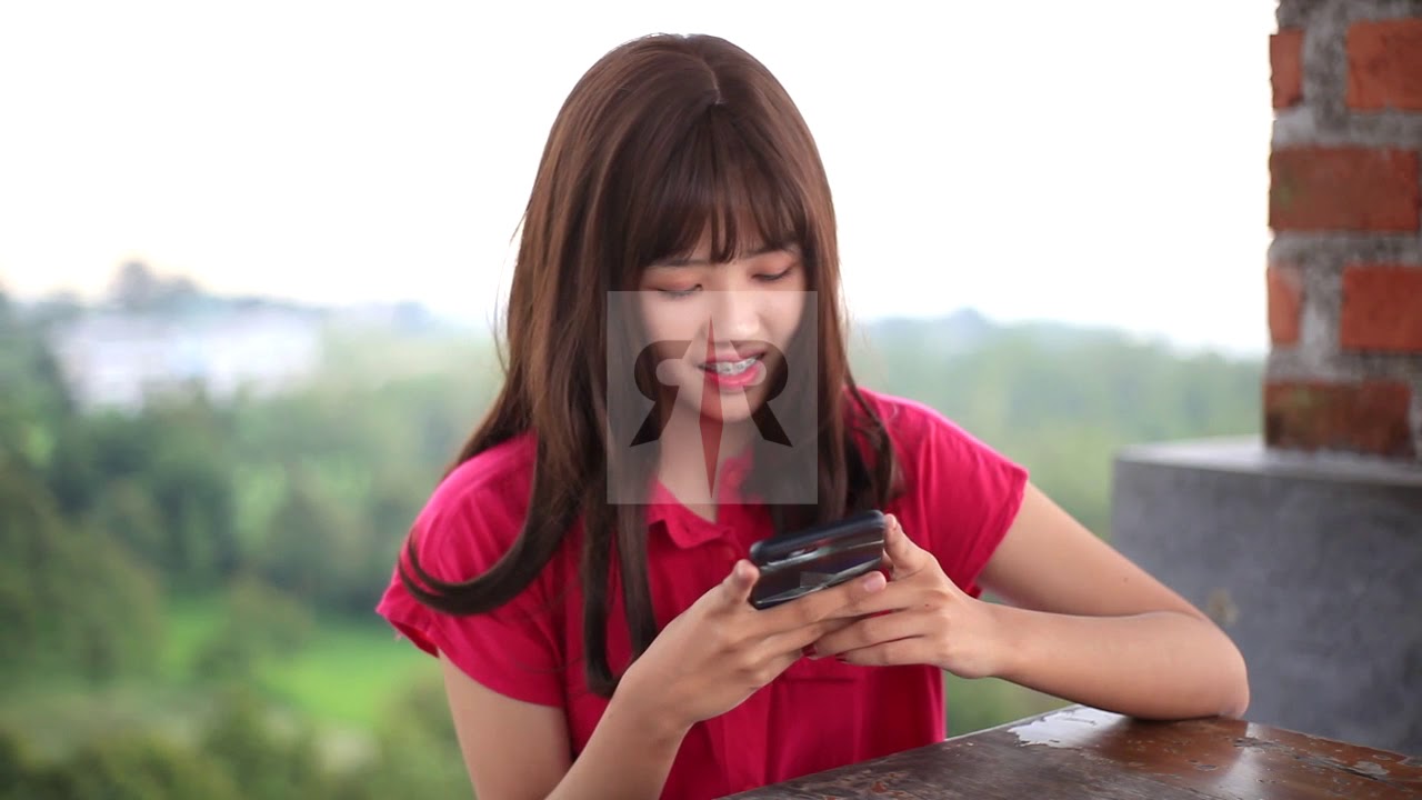 Raw Free Stock Footage - Teen Girl Chat in Cell Phone - YouTube