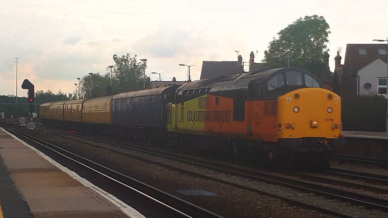 Colas Rail 37116 thrashes through Tonbridge TnT DBSO 9802 with a NR ...