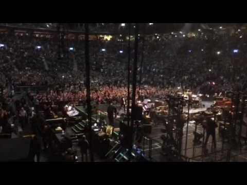 Pearl Jam entering the stage - Toronto Air Canada Centre May 10, 2016 ...