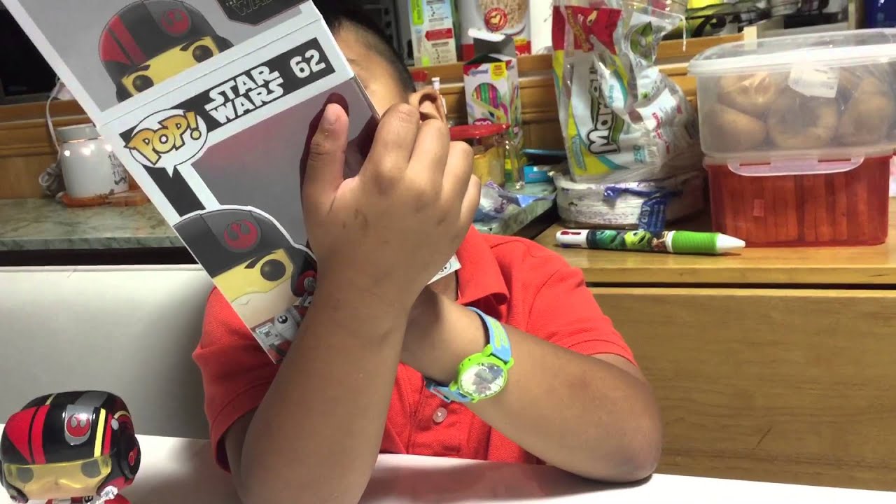KAI REVIEWS POE DAMERON BUBBLE HEAD - YouTube