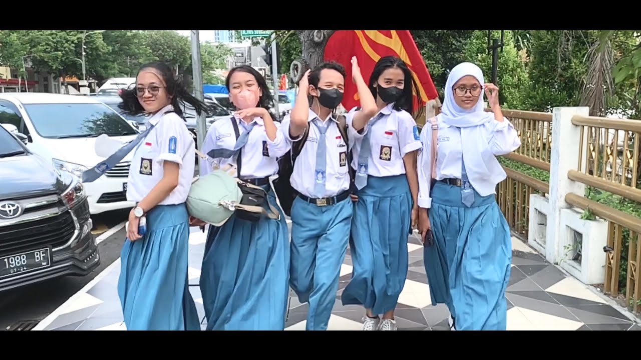 Pak guru abing ngajak muridnya jalan-jalan ke alun-alun kota surabaya ...