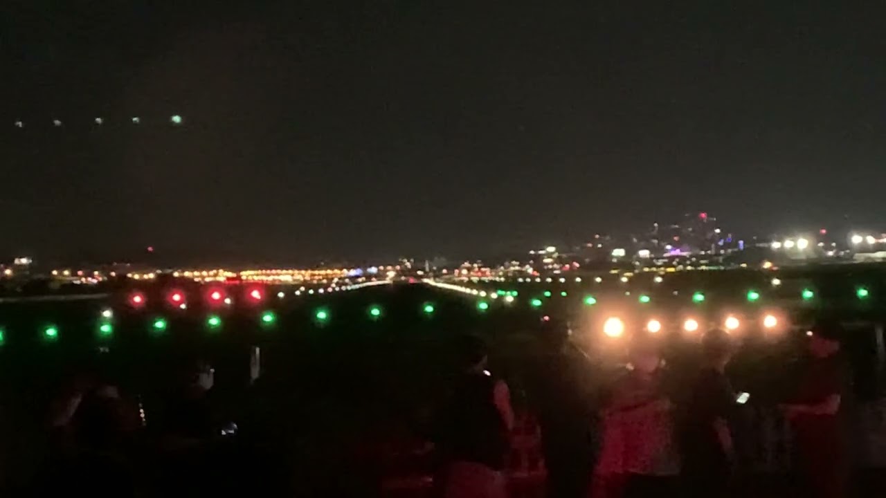 SPAR-19 landing at TSA(RCSG) | Nancy Pelosi visiting Taiwan - YouTube