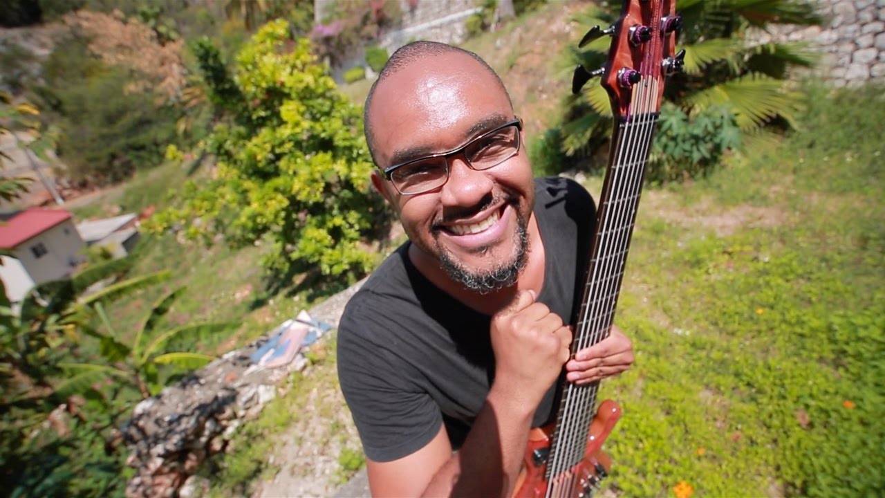 Donald Waugh plays the Cunningham RLJ S7 while in Jamaica. - YouTube