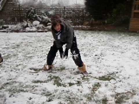 me doing splits in the snow (: - YouTube