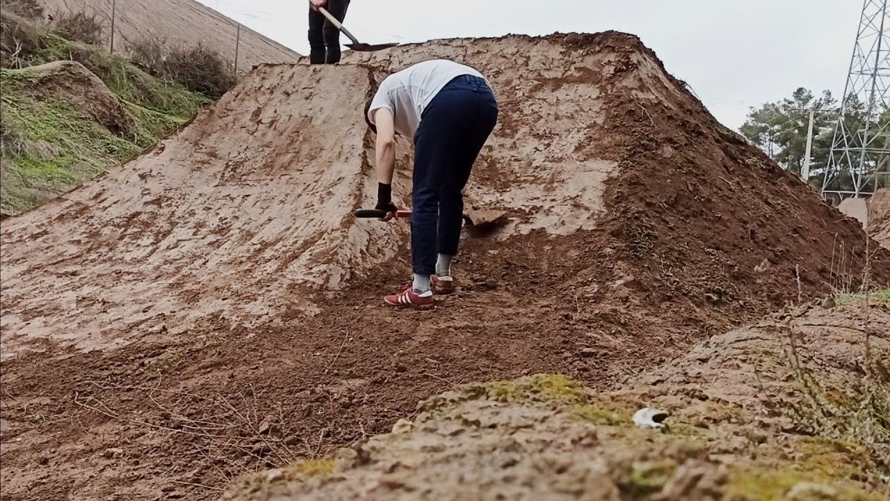 Trail Building Dirt Jumps // Shapping Trails ⛏️ - YouTube