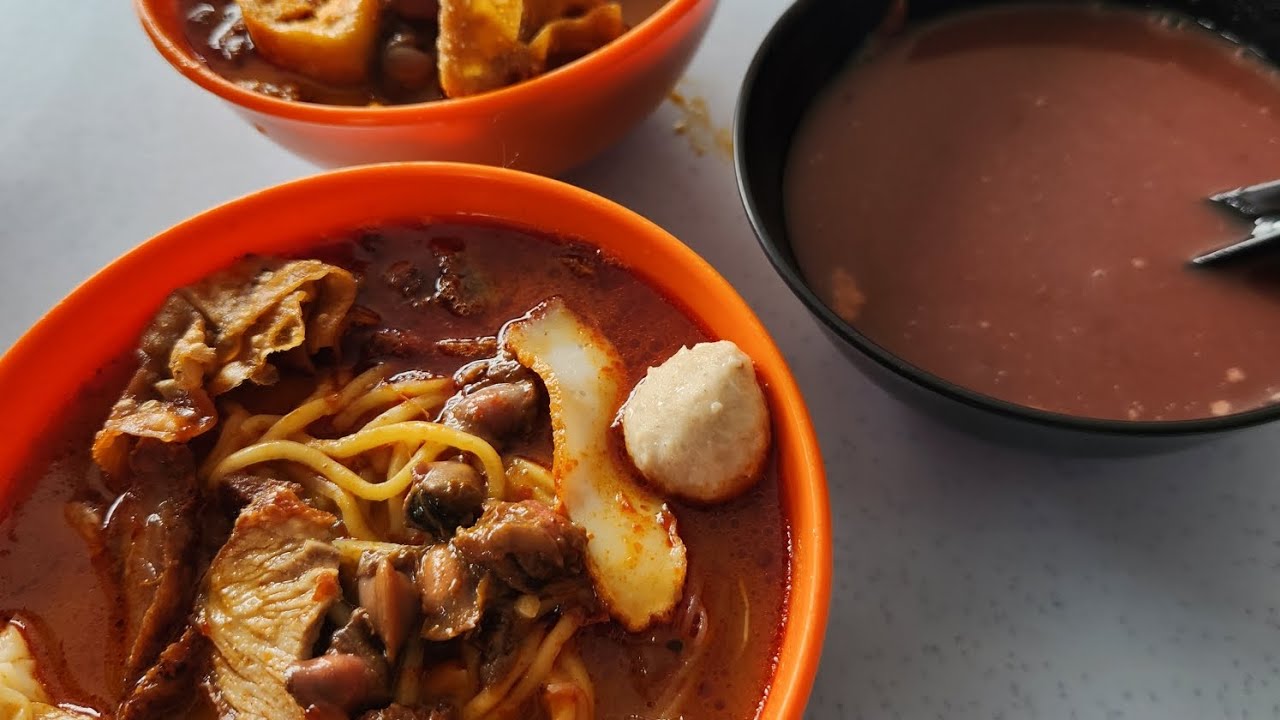 Eating @ 寶寶咖喱屋 Bobo Curry House, Seri Kembangan - YouTube