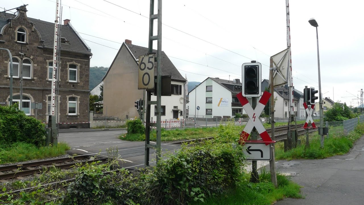 Bahnübergang Brohl-Lützing // German Railroad crossing // Duitse ...