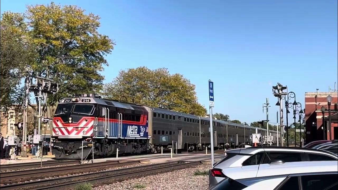 Downers Grove Metra rush hour on busy triple track - YouTube