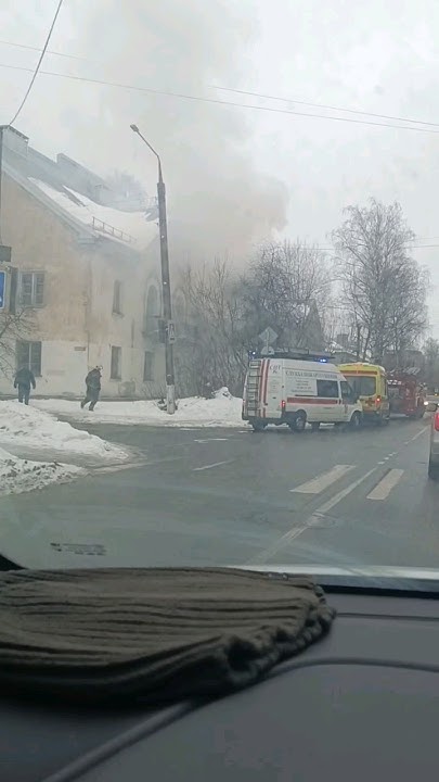 Тверь, ул. Склизкова, дом 27. Сильный пожар в квартире на первом этаже ...
