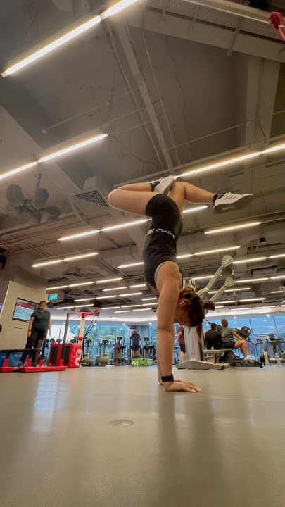 Handstand Stag Flow🤸🏽‍♂️ #handstandflow #handstandtransition #handstandworkout #practice #shorts ...